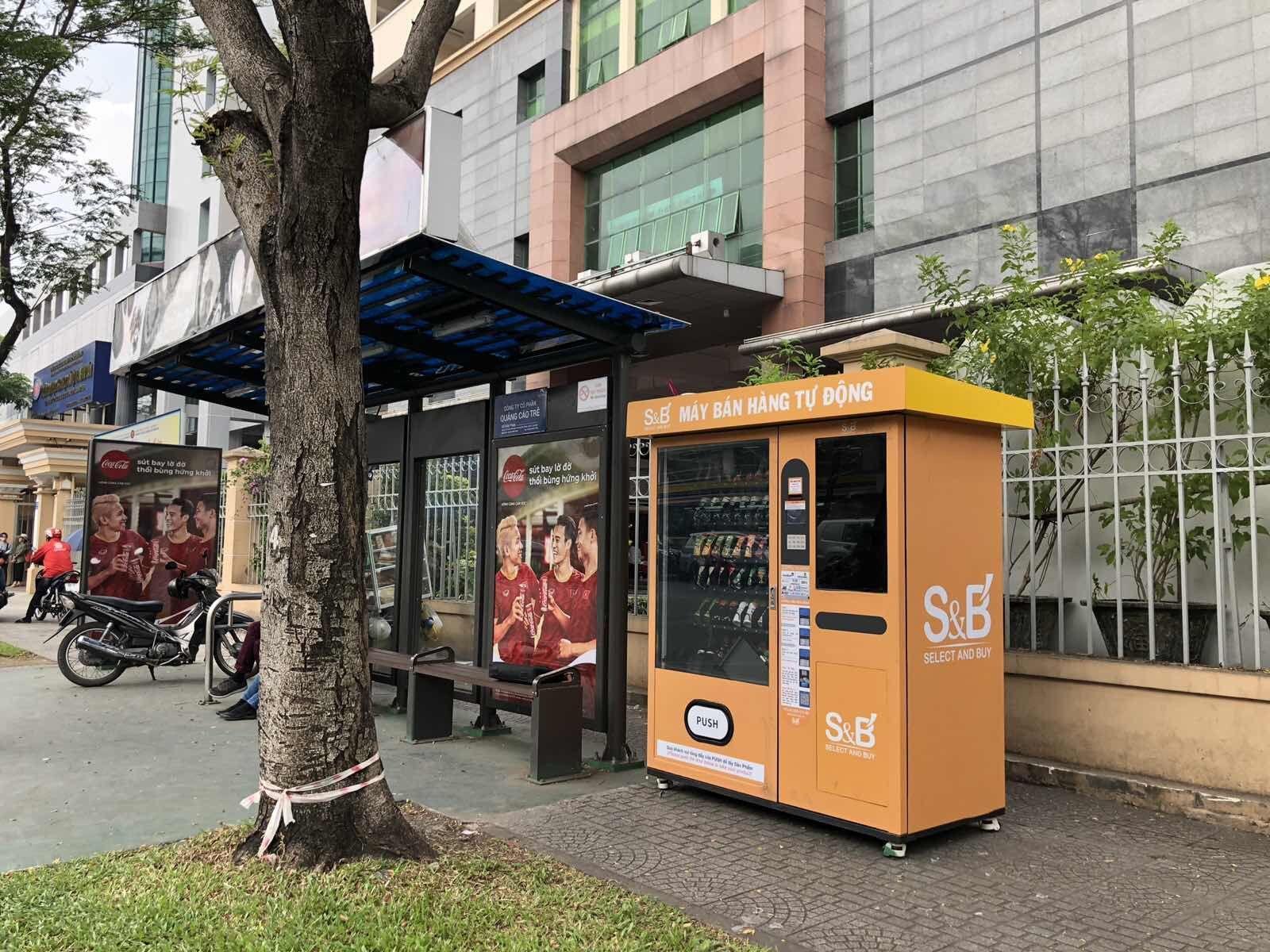Outdoor Vending Machine with Shelter for Snacks Drinks